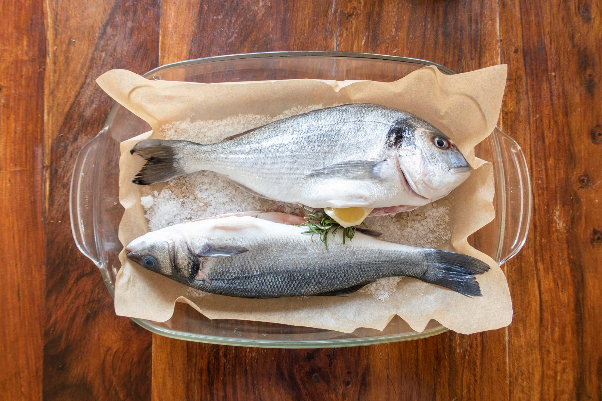 Riba u soli - jer nemamo gradele, a željni smo je pečene | Cimerfraj.hr